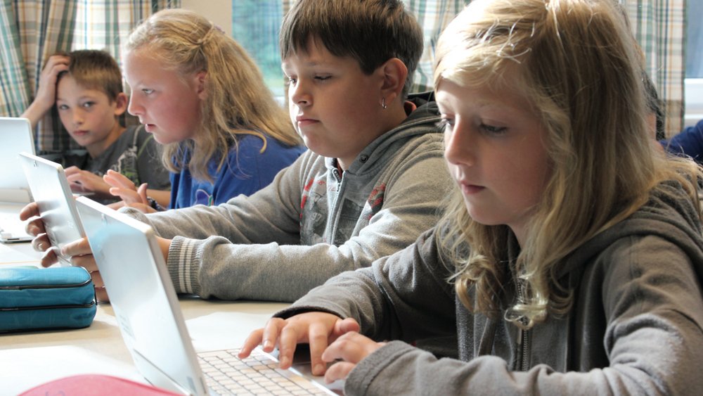 D21-Studie: Tablets und Laptops für alle Schüler | heise online
