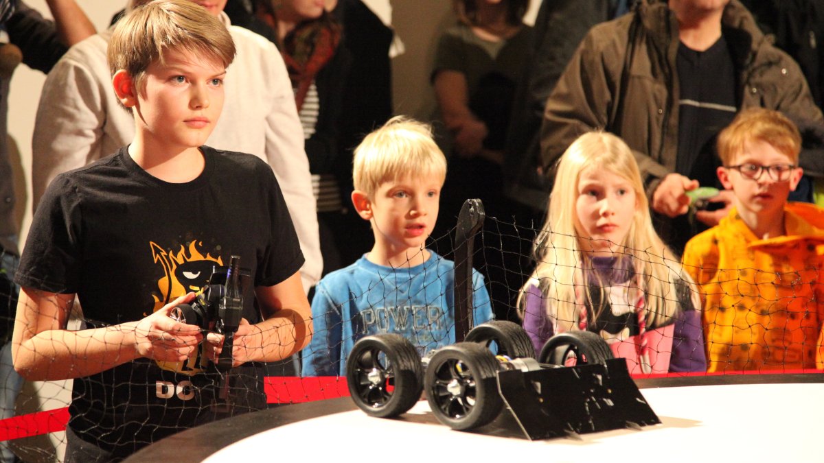 Sumobot Competition: Kleine Kampfroboter im großen Einsatz | heise online