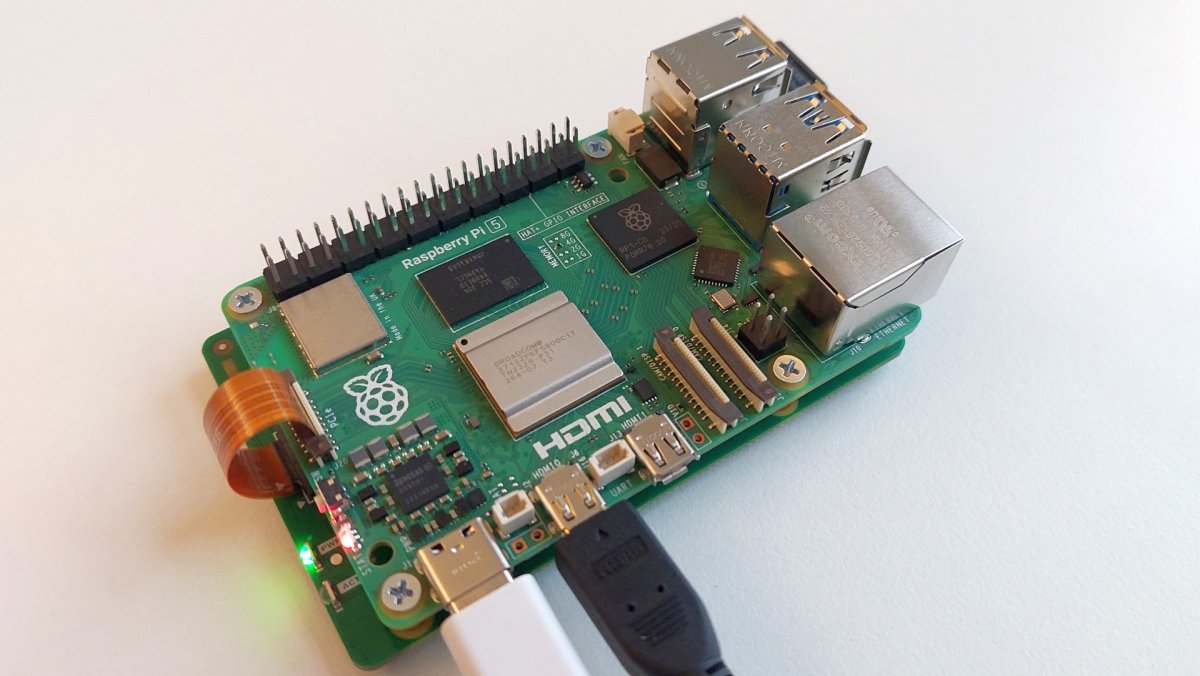 Kurztest: Raspberry Pi 5 mit M.2-SSD betreiben | heise online