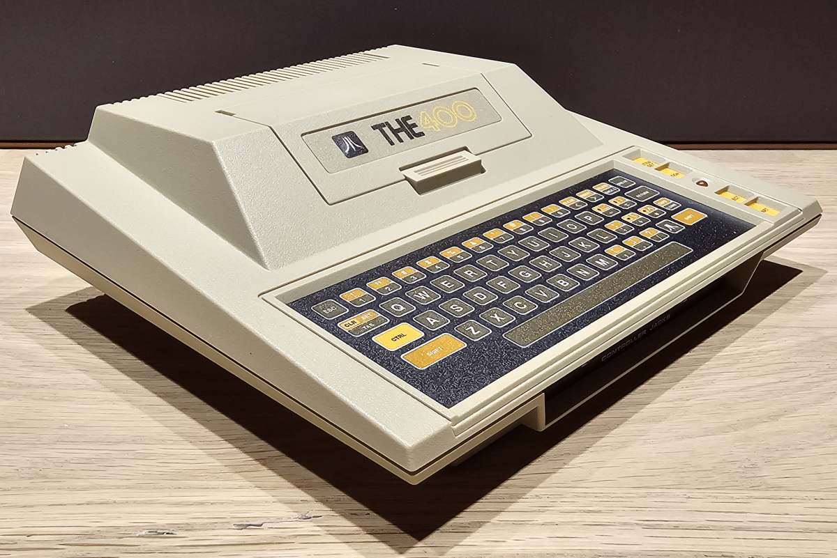 Retro console test: The400 Mini emulates Atari's 8-bit family | heise ...