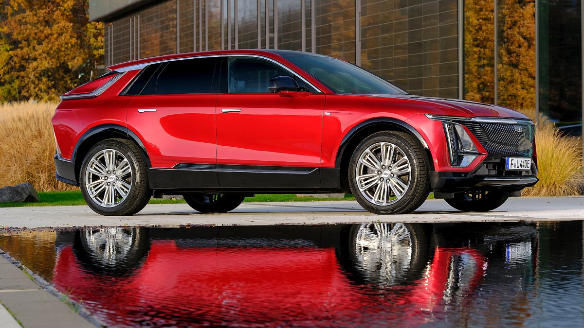 Lyriq suv store