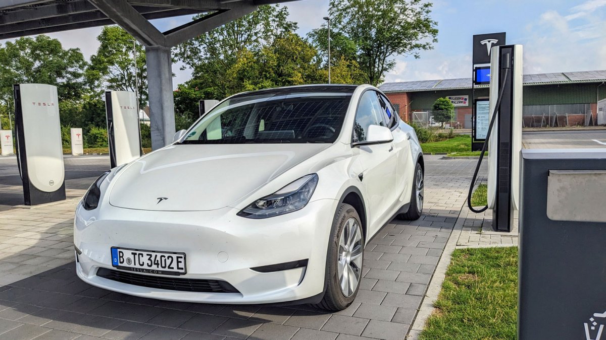heise+ | Tesla Model Y LR RWD im Test: Heckantrieb, hohe Reichweite und ...