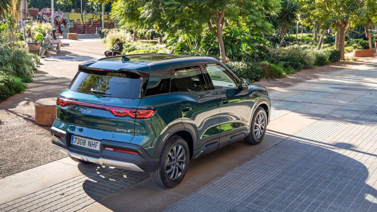 BYD Atto 2 DM-i with plug-in hybrid in driving report: Charging without ...