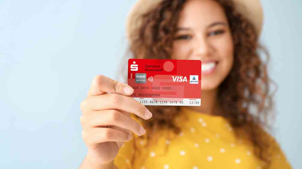 Zum Maestro-Ende: Sparkasse stellt neue Girocard mit Visa-Co-Badge vor | heise online