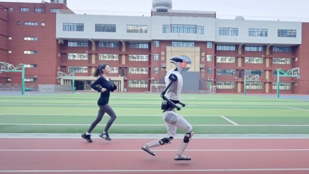 Rekordverdächtig: Humanoider Roboter Robotera L7 läuft 14,4 km/h schnell | heise online