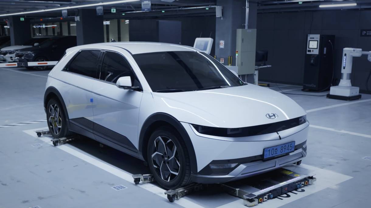 Hyundai: Robots park and charge electric cars autonomously | heise online