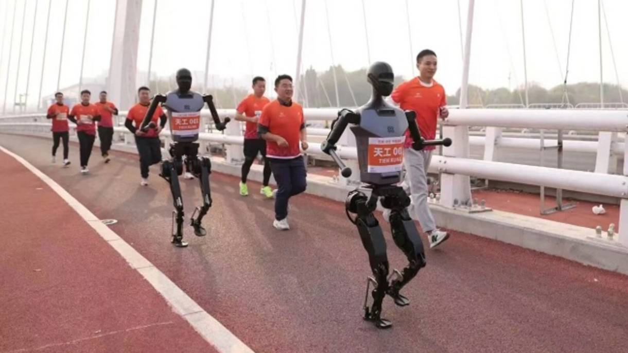 Humanoid robots take part in half-marathon together with humans | heise ...