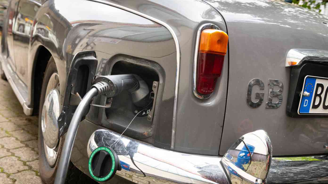 Blick in die Werkstatt: Wie Oldtimer zu E-Autos werden | heise online