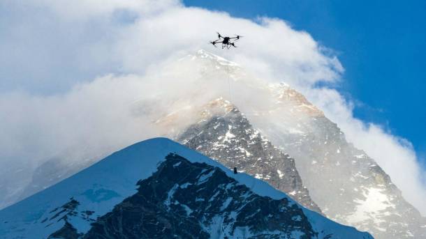 DJI testet Drohnenlieferungen auf den Mount Everest | heise online