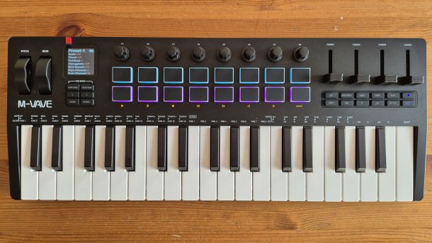Günstiges MIDI-Keyboard mit vielen Features und DX7-Emulation | heise online