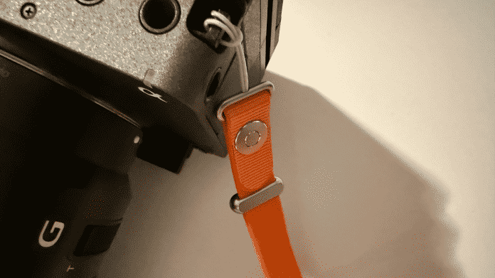 Crossbody Strap: Apple's iPhone Leash Also Suitable for Cameras | heise ...