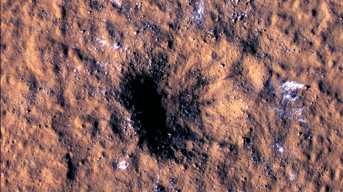 NASA-Marssonde Insight: Meteorit schlägt großen Krater und verursacht ...