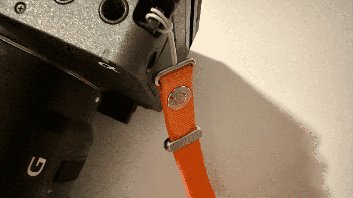 Crossbody-Band: Apples iPhone-Leine auch für Kameras geeignet | heise ...